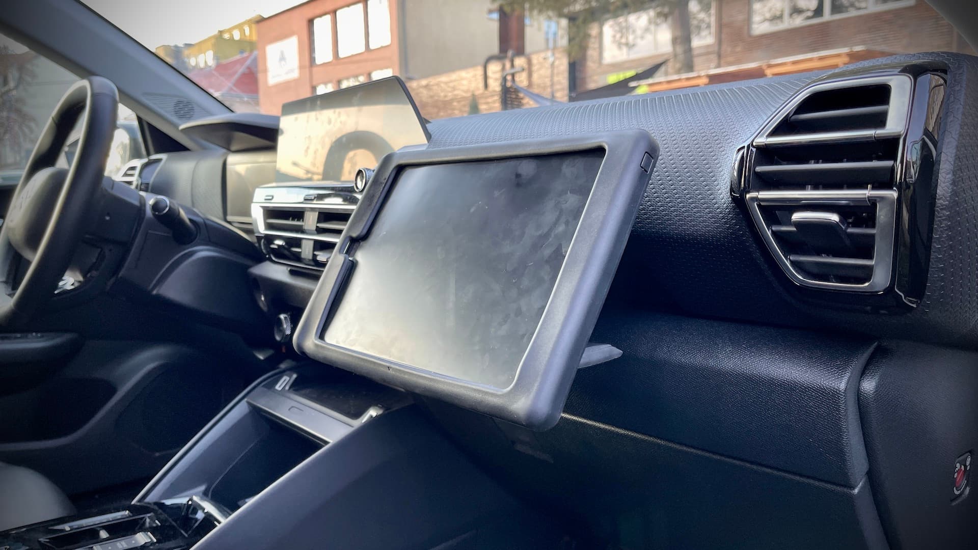 Ďábel tkví v detailech. Citroën ë-C4 nás v interiéru překvapil ...