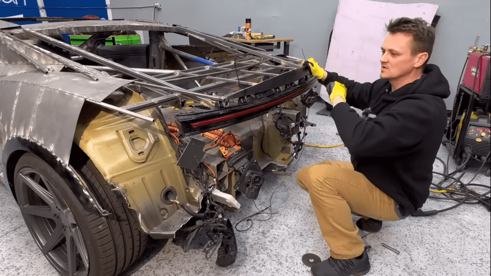 Youtuber staví unikátní Teslu. Základem je bouraný Model 3 Performance ...