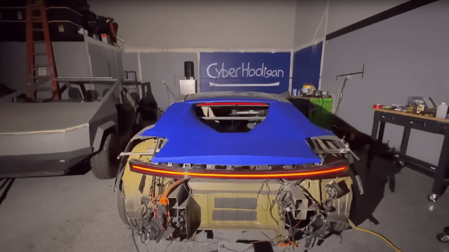 Youtuber staví unikátní Teslu. Základem je bouraný Model 3 Performance ...