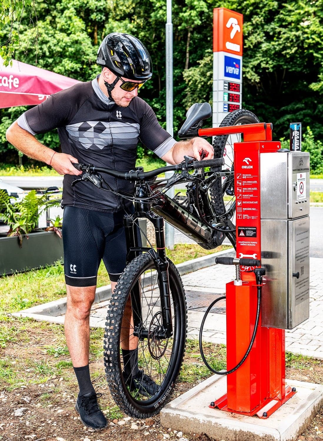 Orlen Benzina servisní stojan s vybaveným pro opravu jízdních kol