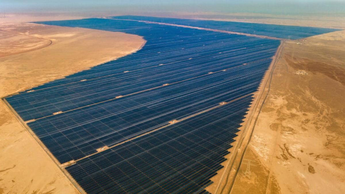 Největší fotovoltaická elektrárna vyrostla na poušti. Je to mistrovské dílo