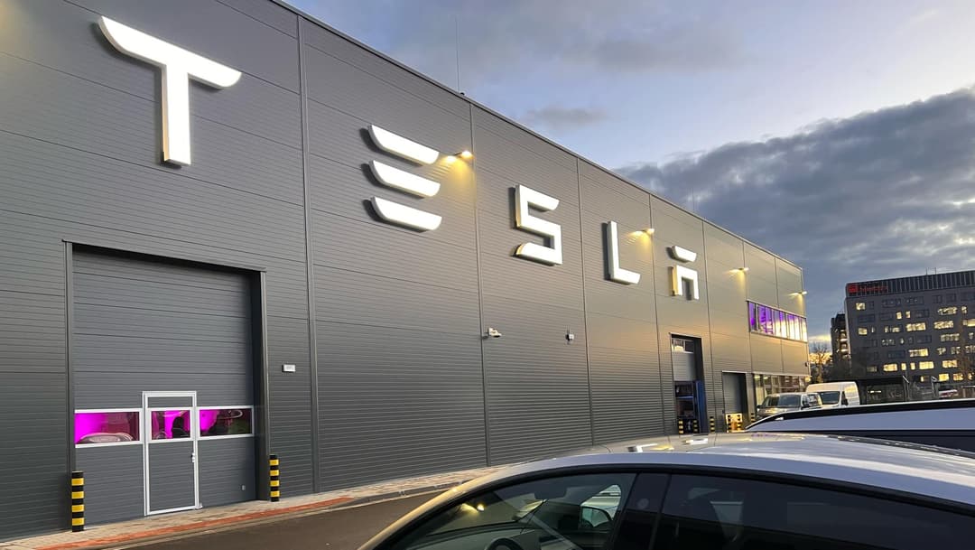 Tesla v Brně slavnostně otevřela novou pobočku. Je zde showroom i ...