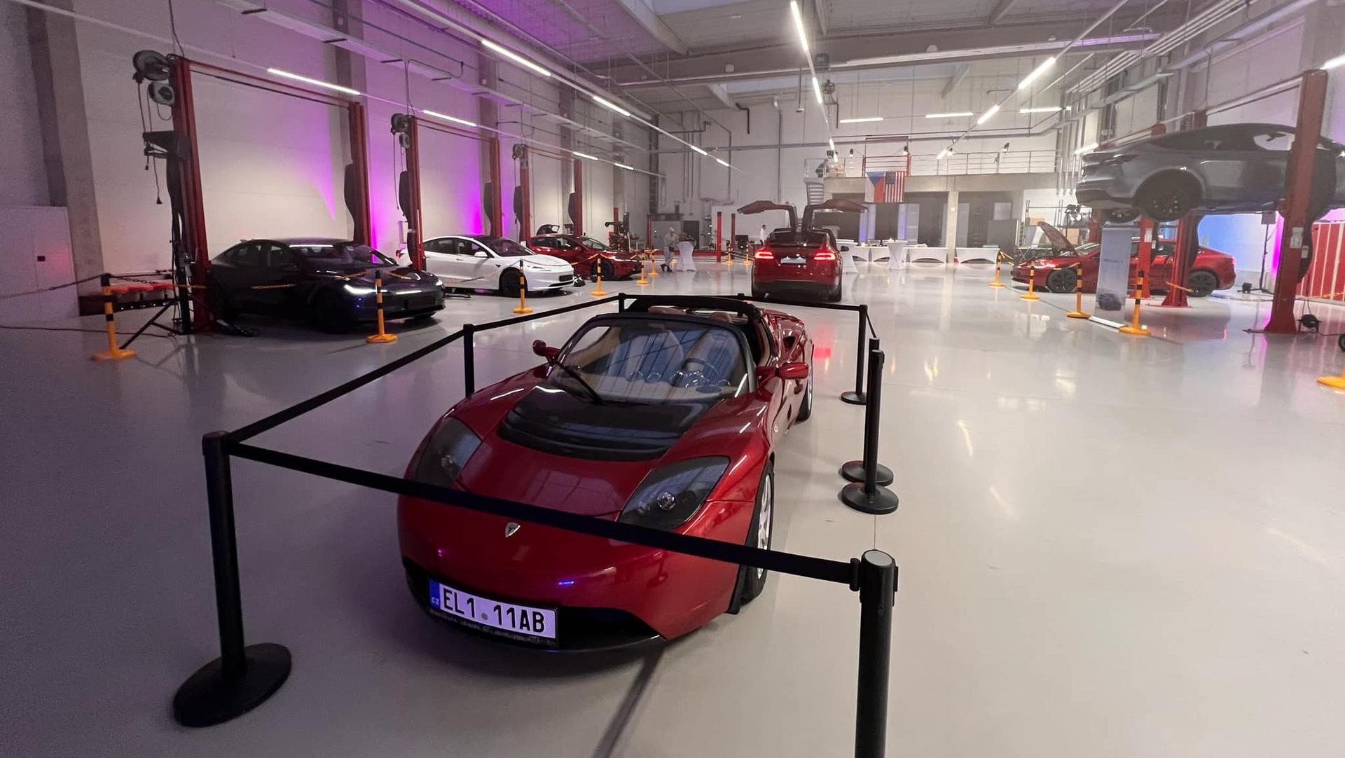 Tesla v Brně slavnostně otevřela novou pobočku. Je zde showroom i ...