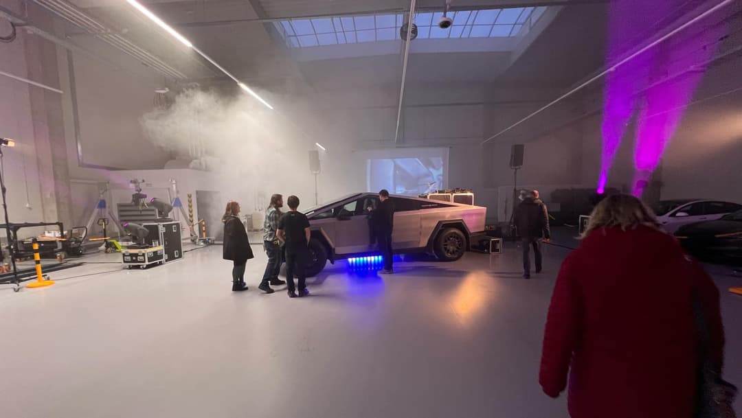 Tesla v Brně slavnostně otevřela novou pobočku. Je zde showroom i ...