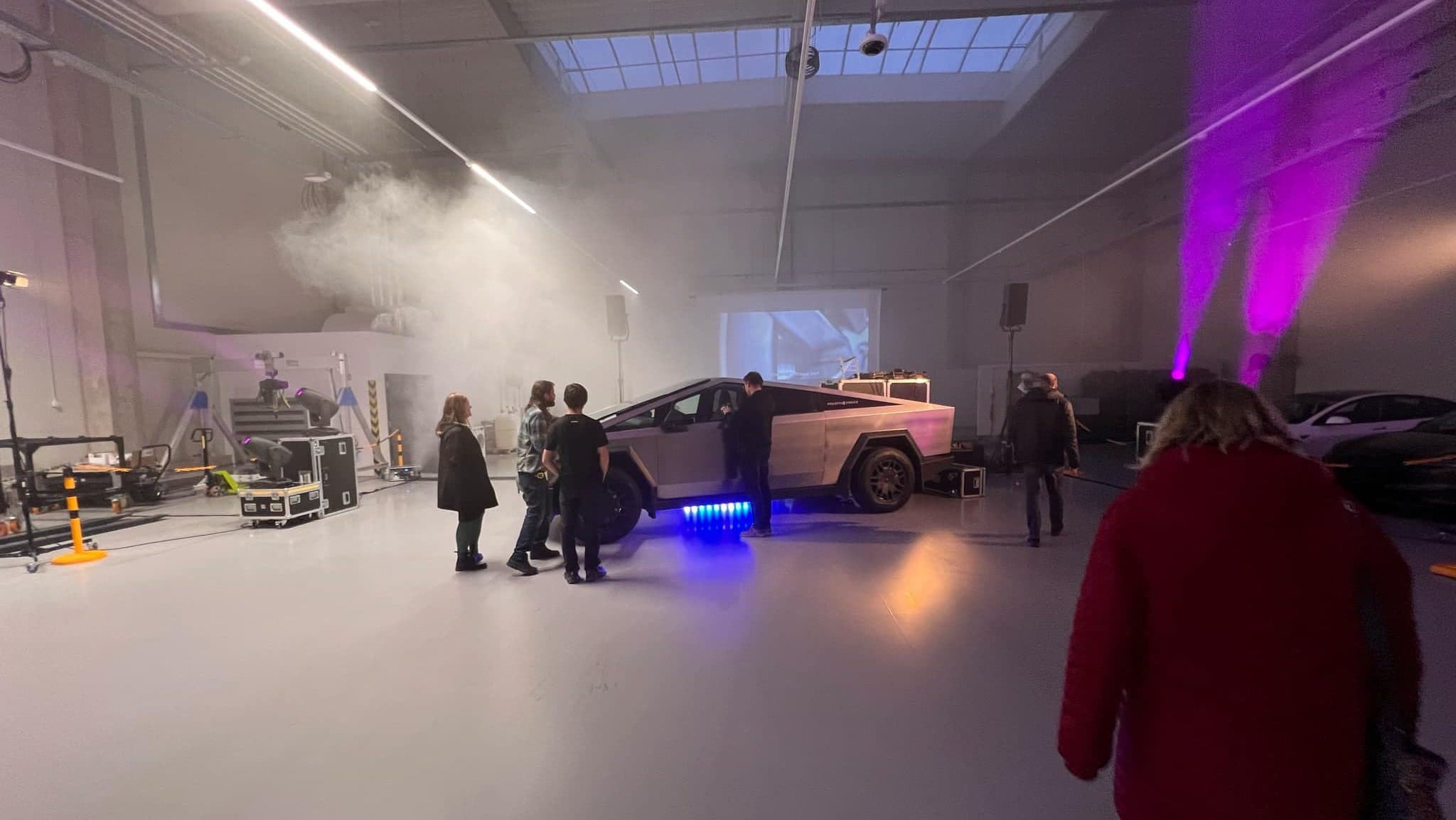 Tesla v Brně slavnostně otevřela novou pobočku. Je zde showroom i ...