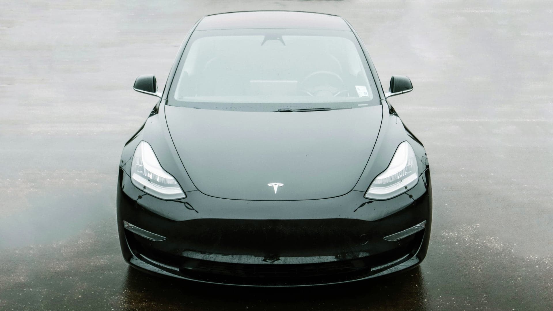 Tesla Model 3 spadla z útesu, cestující přežili scénu jako vystřiženou ...